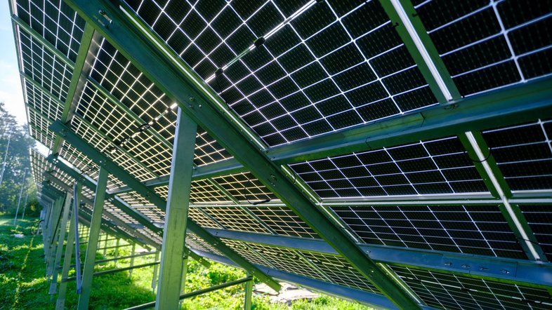 Bifaziale PV-Module: Wie funktionieren sie und wo machen sie Sinn?