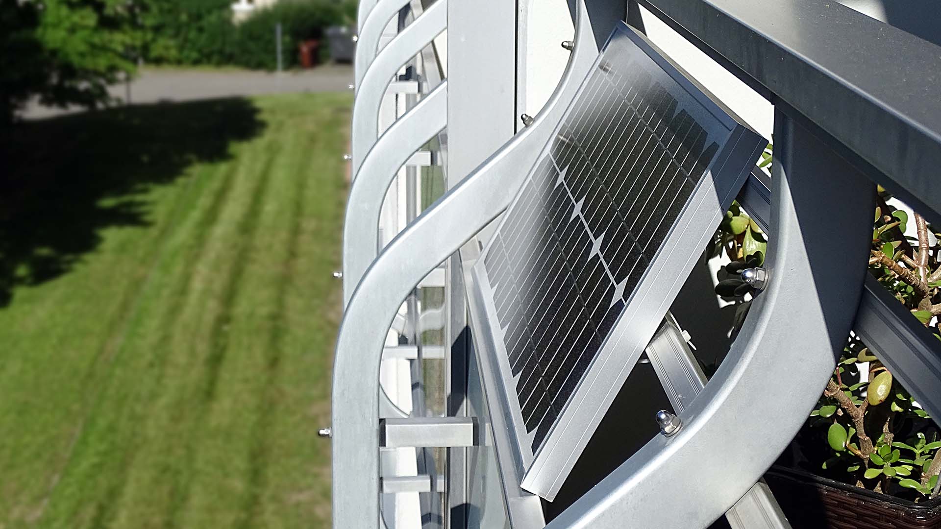 Balkonkraftwerke - Was man über die Mini-Solaranlagen wissen sollte Balkonkraftwerke - Was man über die Mini-Solaranlagen wissen sollte