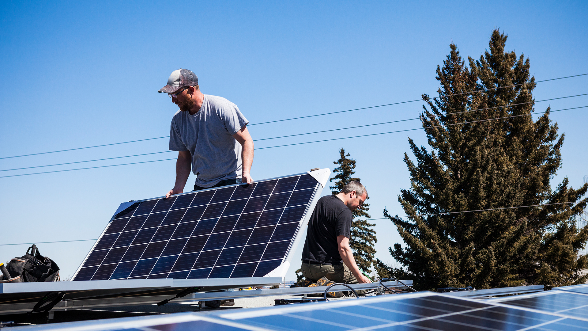 PV-Anlage Eigenmontage: Wer darf eine Solaranlage installieren?